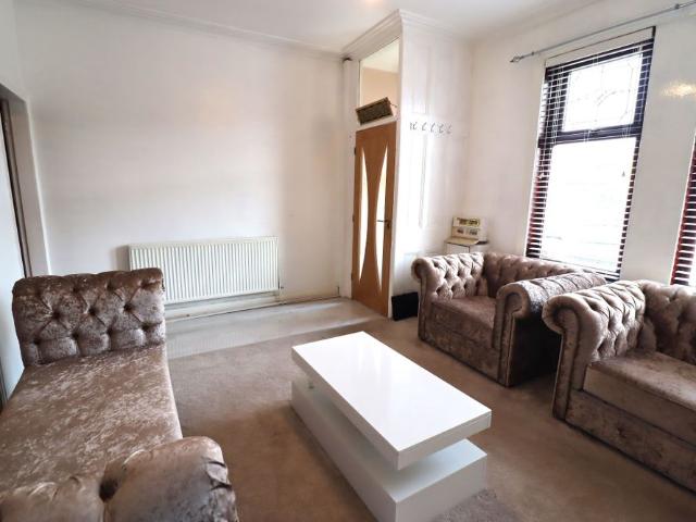 3 Bedroom Mid Terraced House To Rent