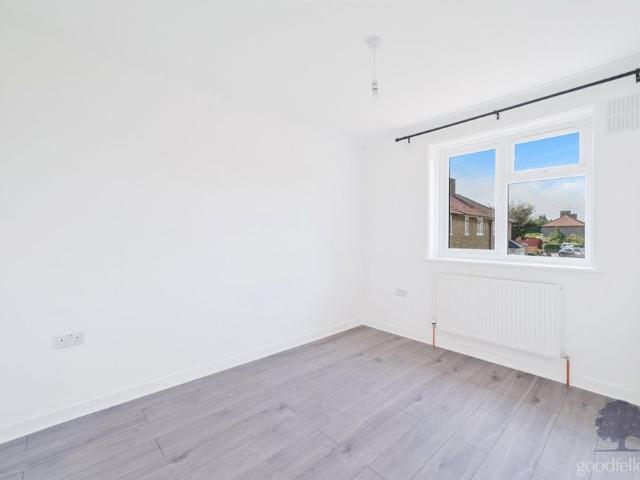 3 bedroom mid terraced house to rent