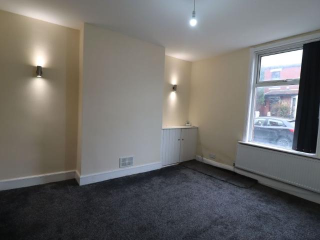 3 Bedroom Mid Terraced House To Rent