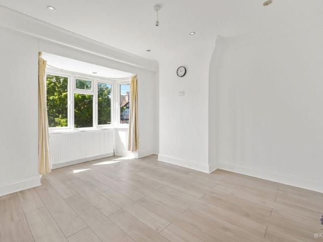 3 bedroom mid terraced house to rent