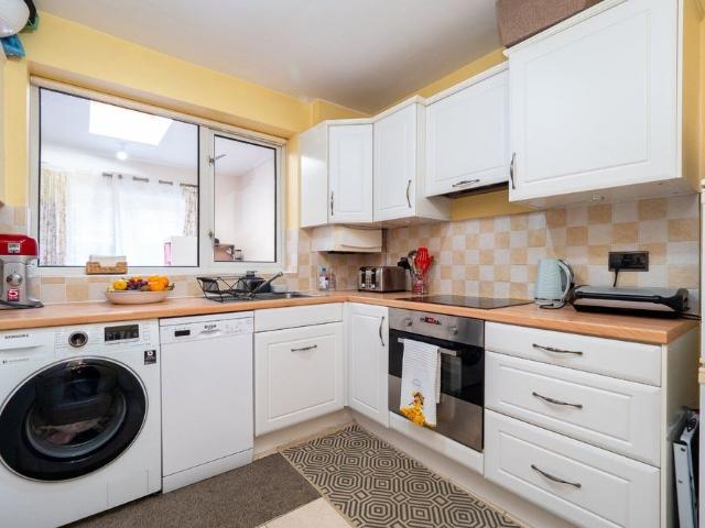 3 bedroom mid terraced house to rent
