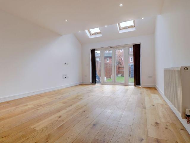 3 Bedroom Mid Terraced House To Rent