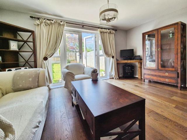 3 Bedroom Mid Terraced House To Rent