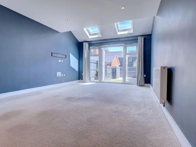 3 Bedroom Mid Terraced House To Rent