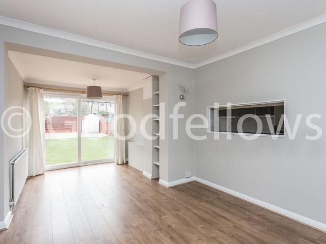 3 bedroom mid terraced house to rent
