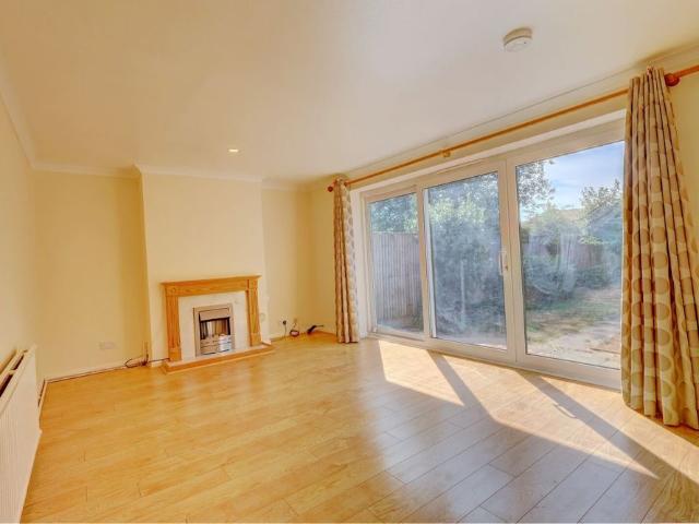 3 Bedroom Mid Terraced House To Rent