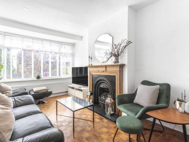 3 Bedroom Mid Terraced House To Rent