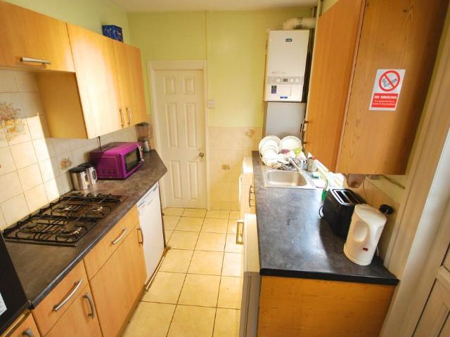3 Bedroom MID TERRACED To Let