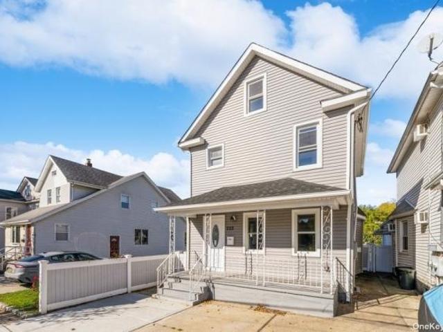 3 bedroom, Mineola NY 11501 72692156