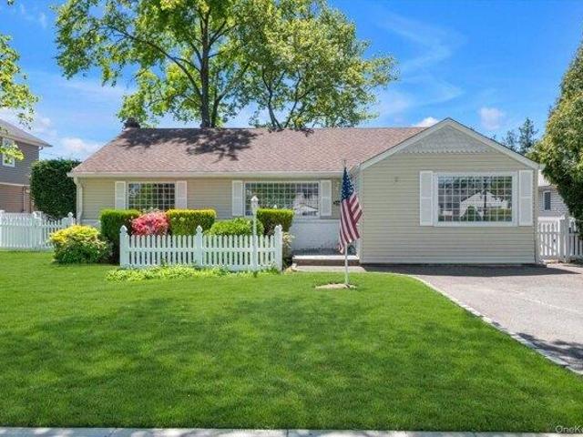 3 bedroom, New Hyde Park NY 11040 104898622