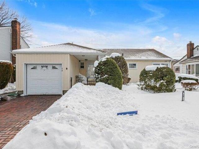 3 bedroom, New Hyde Park NY 11040 LS101781571