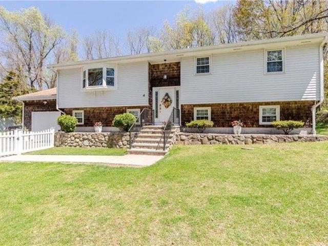 3 bedroom, Smithfield RI 02917 LS102371957