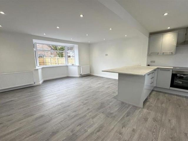 3 Bedroom Semi Detached Available Arranging tenancy