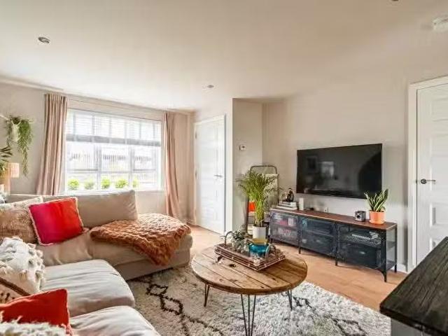 3 Bedroom Semi detached Villa For Sale In Bowbridge Crescent.