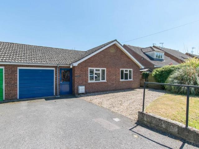 3 bedroom semi detached bungalow to rent