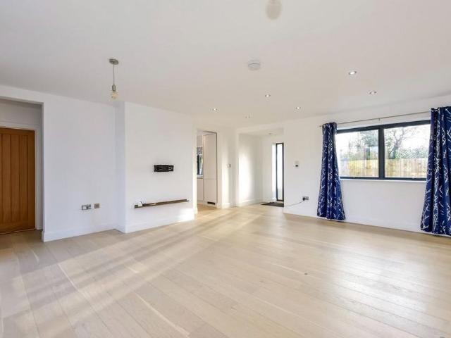 3 bedroom semi detached bungalow to rent