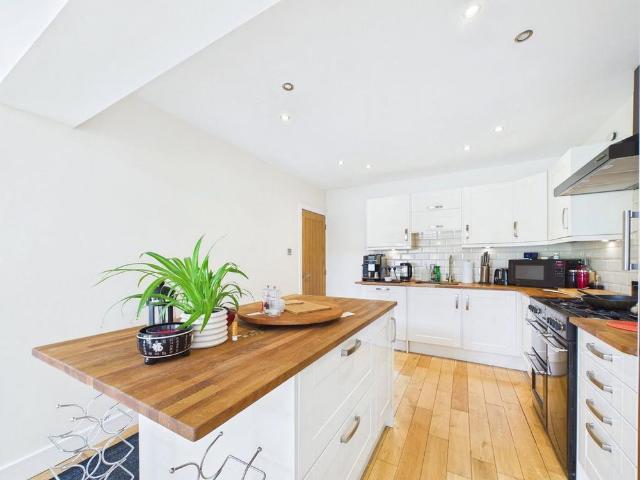 3 bedroom semi detached bungalow to rent