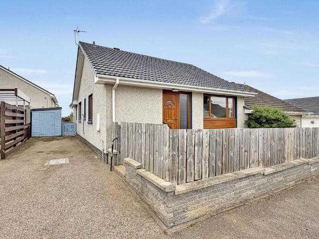 3 bedroom semi detached bungalow for sale