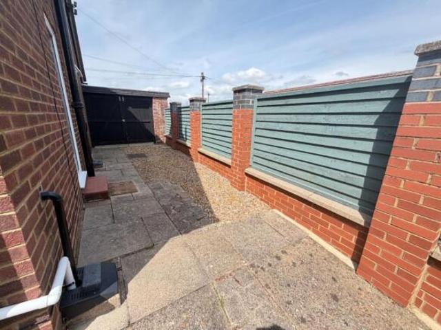3 bedroom semi detached bungalow for sale in Wadhurst Ave, Luton, LU3