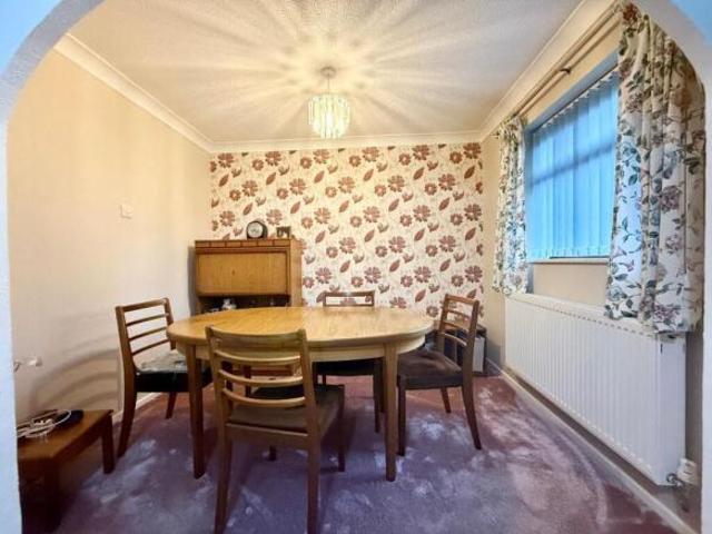 3 bedroom semi detached bungalow for sale in Arbour Close, Luton, LU3