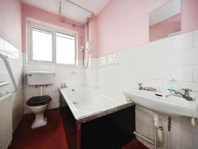 3 bedroom semi detached bungalow for sale in Saywell Road, Luton, LU2