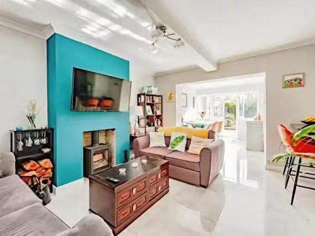 3 Bedroom Semi Detached Bungalow For Sale In Smallmead, Horley.