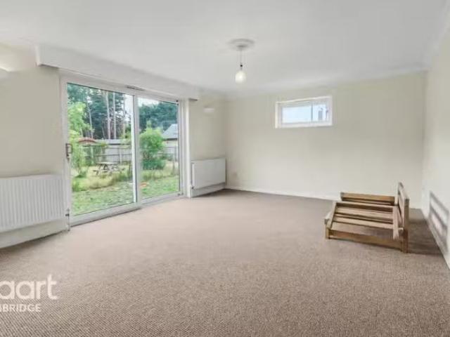 3 bedroom semi detached bungalow for rent in Walden Way, Cambr.