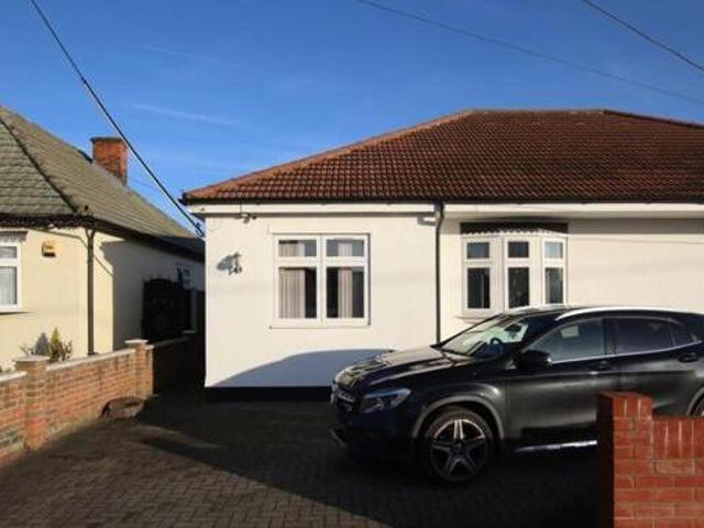 3 Bedroom Semi detached Bungalow For Rent In Havering, London