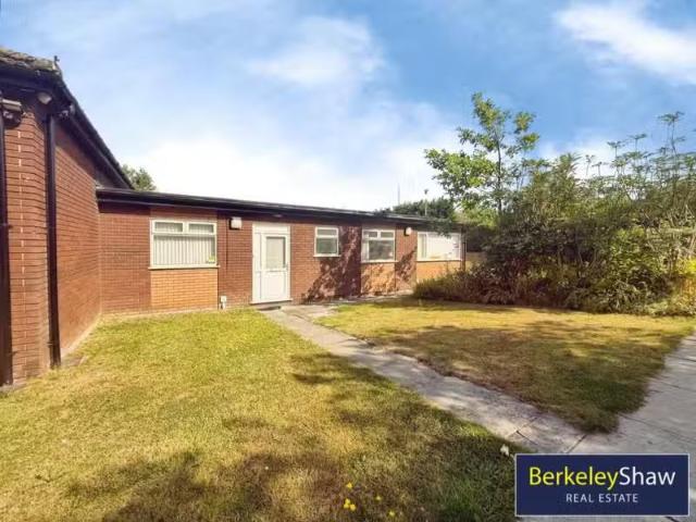 3 bedroom semi detached bungalow for rent in Lickers Lane, Whi.