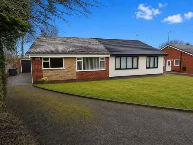 3 bedroom semi detached bungalow for rent in Purbeck Drive, Bu.