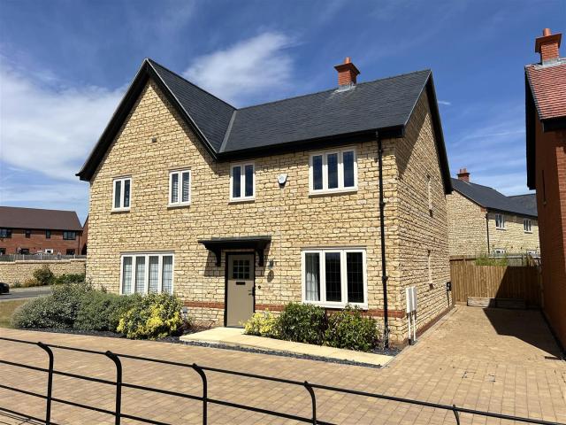 3 bedroom Semi Detached for rent