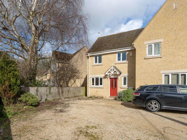 3 bedroom Semi detached for rent in The Green, Standlake, OX29