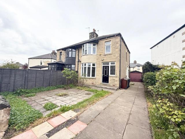 3 bedroom semi detached garage/parking space to rent