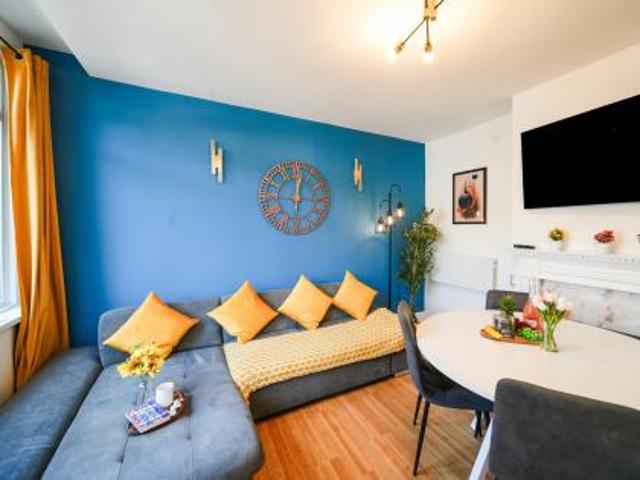 3 bedroom Semi detached house To Let
