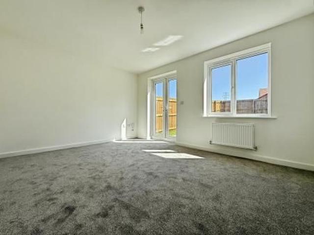 3 bedroom Semi detached house To Let