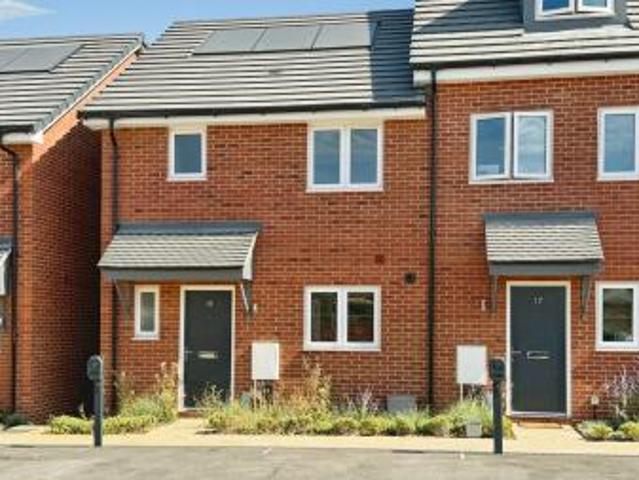 3 bedroom Semi detached house To Let