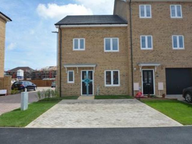 3 bedroom Semi detached house To Let