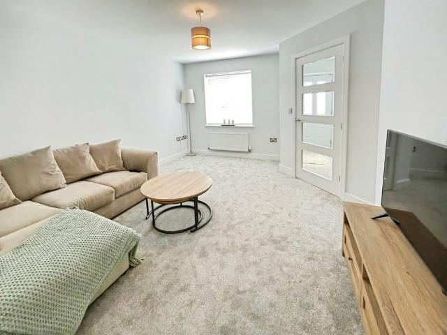 3 bedroom Semi Detached House to let