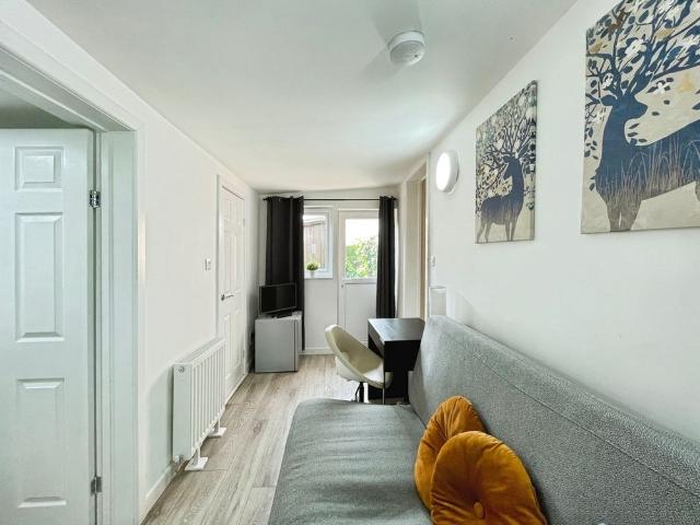 3 bedroom Semi Detached House to let