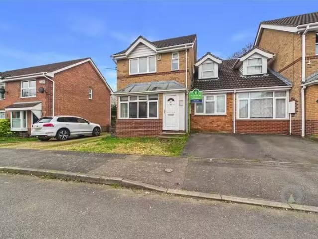 3 bedroom Semi Detached House to rent, Meltham Close, Beau Man.