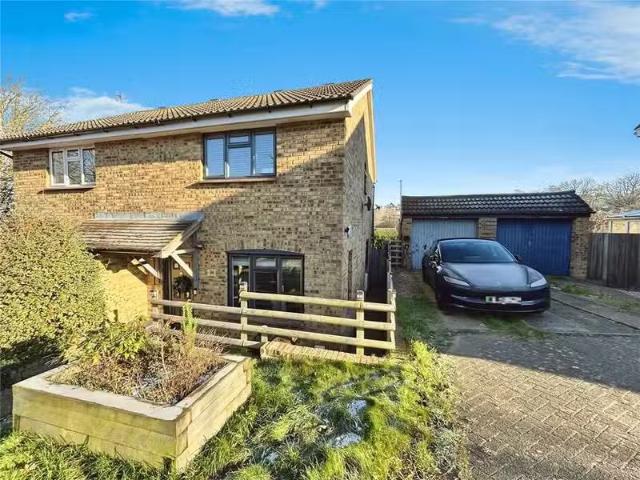 3 bedroom Semi Detached House to rent, Middle Walk, Tunbridge.