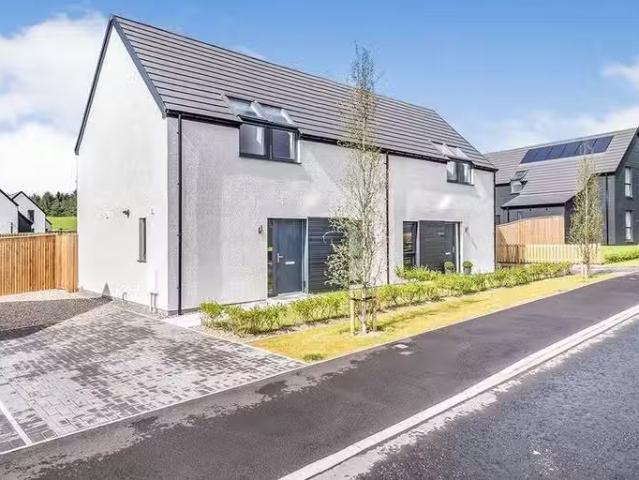 3 bedroom Semi Detached House to rent, Milne Avenue, Croy, IV2.