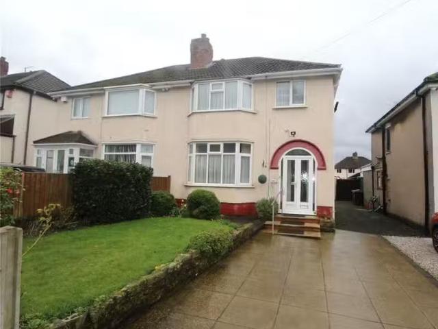 3 bedroom Semi Detached House to rent, Moreton Road, Wolverham.