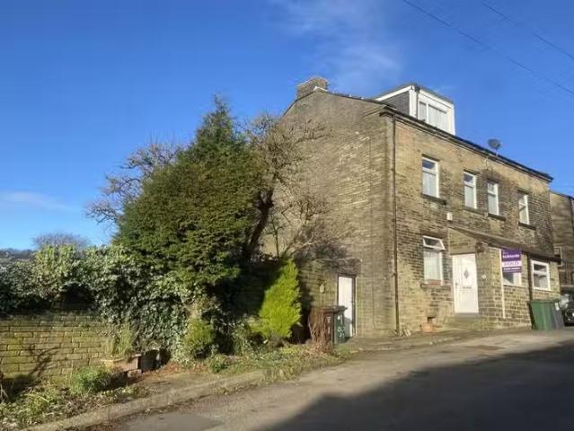 3 bedroom Semi Detached House to rent, Old Road, Denholme, BD1.
