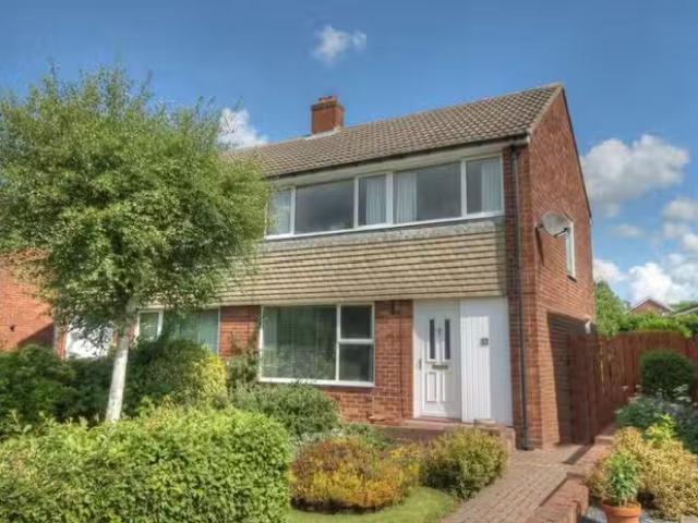 3 bedroom Semi Detached House to rent, Arnside Walk, Newcastle.