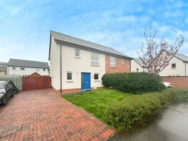 3 bedroom Semi Detached House to rent, Burnshot Walk, Glasgow.