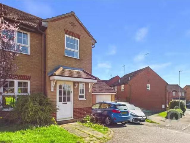 3 bedroom Semi Detached House to rent, Blenheim Way, Kettering.