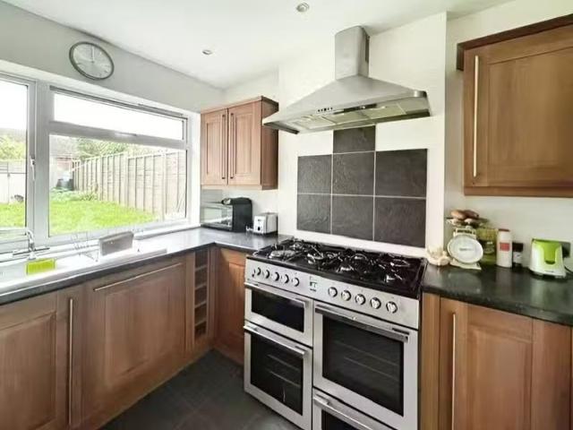 3 bedroom Semi Detached House to rent, Bond Street, Englefield.