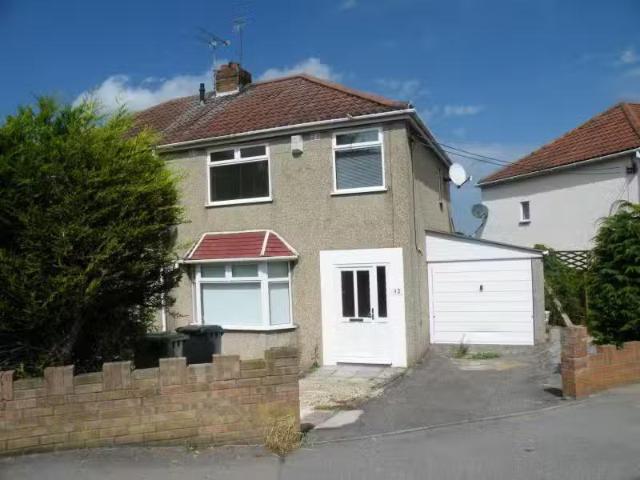 3 bedroom Semi Detached House to rent, Gilbert Road, Kingswood.