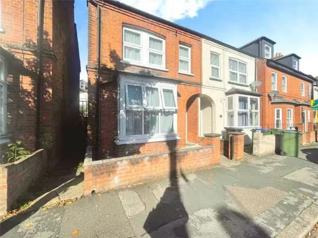 3 bedroom Semi Detached House to rent, Gladstone Road, Watford.